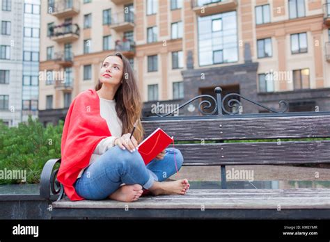 Jolie Jeune Fille Assise Sur Un Banc Avec Pieds Nus Couverts D Une Couverture Rouge Dans Le