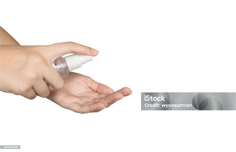 세균 박테리아 및 바이러스의 확산을 방지하기 위해 알코올 스프레이 또는 항 균 스프레이를 적용하는 여성의 손 개인 위생 개념