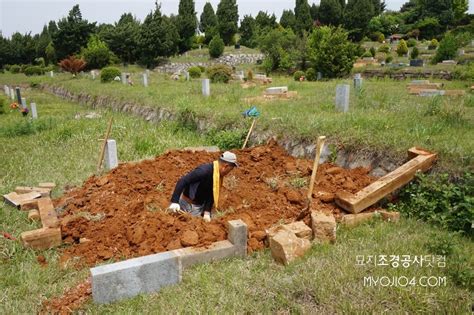 경기도 파주시 동패동 일산묘원에서 개장작업을 하는 모습입니다 용미리제1묘지 용미리제2묘지 벽제리묘지 묘지이장 파묘 묘지개장 묘지화장 파주시묘지이장