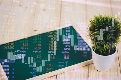 이중 빈 녹색 Chalkborad의 노출 및 주식 시장 스크린 차트 보드와 촛불 나무 테이블에 작은 나무 막대기 금융 비즈니스 및 투자 분석 개념 0명에 대한 스톡 사진 및