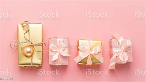 새틴 리본 활 황금 장난감 공 파스텔 핑크 배경 축제 상자 플랫 레이아웃입니다 휴일 개념입니다 공간을 복사합니다 0명에 대한 스톡 사진 및 기타 이미지 Istock