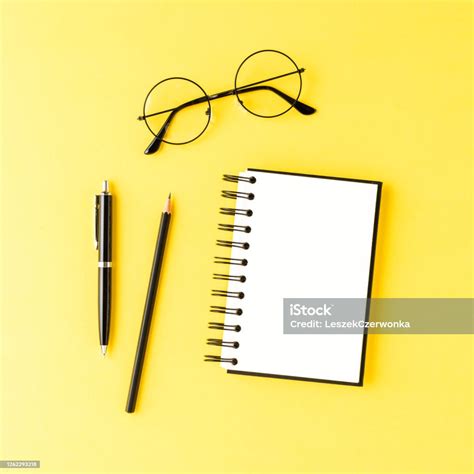 노란색 테이블에 펜과 안경이있는 빈 노트북 사무실 데스크톱 0명에 대한 스톡 사진 및 기타 이미지 0명 개념 개인 장식품 Istock