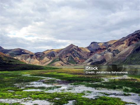 강 녹색 잔디 필드와 유문암 산 아이슬란드 Landmannalaugar 지 열 지역의 아름 다운 풍경 0명에 대한 스톡 사진 및 기타 이미지 Istock