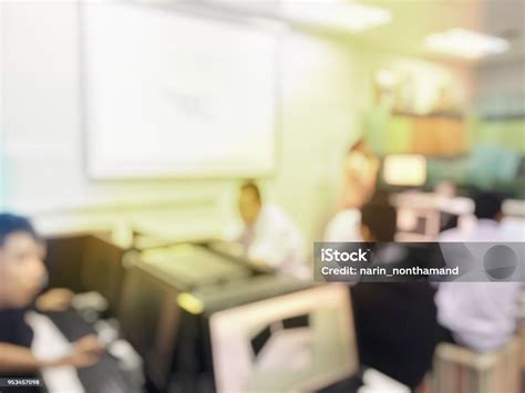 학생의 그룹의 흐린된 이미지 학습 하 고 연구 및 중 등 학교에서 컴퓨터 룸에서 워크샵에 대 한 교실에서 함께 컴퓨터 무릎을 사용 하는 책상에 앉아 있다 교육 기술