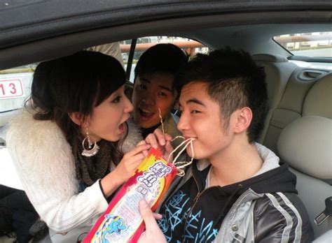 “以前的花絮是真花絮，现在的花絮都开始演了〞 摸鱼电台mom 摸鱼电台mom 哔哩哔哩视频