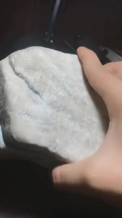 翡翠原石赌石：打灯无任何表现的木那白盐沙皮壳，切开后2000元转眼涨了十几倍 知乎