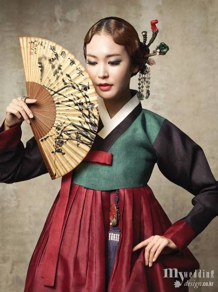 시선을 사로잡는 강렬한 색감의 한복은 신부를 매혹적인 여인으로 다시 태어나게 한다 비단빔이 선보이는 고혹적인 색채의 한복이 당신의 가을을 진하게 물들일 것이다진초록색