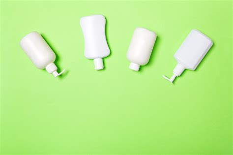 녹색 배경에 격리된 흰색 화장품 컨테이너 집합 복사 공간이 있는 상단 보기입니다 설계를 위한 빈 공간이 있는 플라스틱 바디케어 병 용기 그룹 0명에 대한 스톡 사진 및 기타