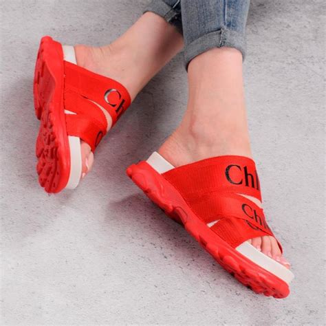 Стильні червоні капці на платформі шльопанці з текстилю з написом — ціна 530 грн у каталозі