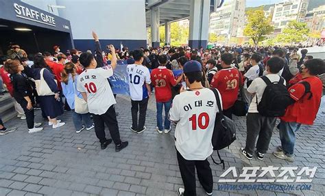 경기 시작 5시간 전부터 북적북적 이대호와 안녕 고하는 롯데 팬들[부산현장]