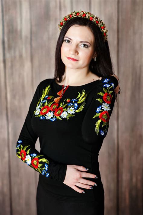 Жіноча вишита футболка на довгий рукав Вінок з колосками на чорному Матеріал бабовна Деталі