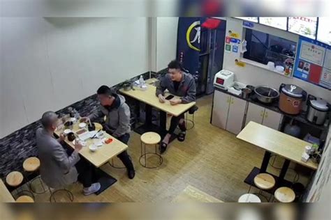 顾客点了两个汤，自带酒水和花生米聊到了深夜，和餐馆老板起了争执花生米酒水餐馆老板
