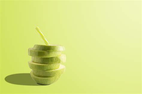 밝은 배경에 얇게 썬 사과와 짚으로 창조적 인 구성 최소한의 과일 개념입니다 0명에 대한 스톡 사진 및 기타 이미지 0명 감귤류 과일 개념 Istock