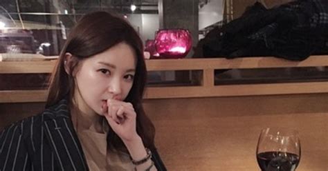 다비치 강민경 레스토랑에서 와인과 함께 우아함