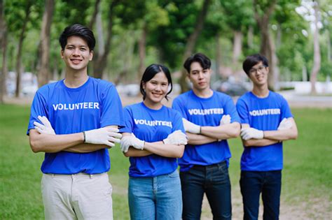 다양한 국적의 자원 봉사자들이 연대를 보여주고 개인 시간을 기부하고 공공 공원의 오염을 줄이기 위해 재활용 할 플라스틱 폐기물을 수집하기 위해 검은 쓰레기 봉투를 들고