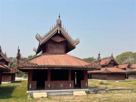 ปัณณพัทธิ์ พาคณะมาเยี่ยมชม พระตำหนักพระนางกุมมะเทวี ในพระราชวังมัณฑะเลย์ พระตำหนักหลังนี้ พระ