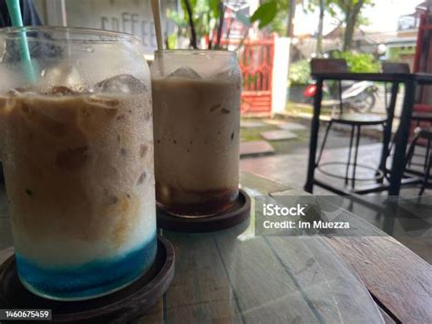 크림 우유와 아이스 커피 한 잔 얼음과 함께 콜드 브루 커피 음료 이른 아침 햇살 공간을 복사합니다 0명에 대한 스톡 사진 및 기타 이미지 Istock