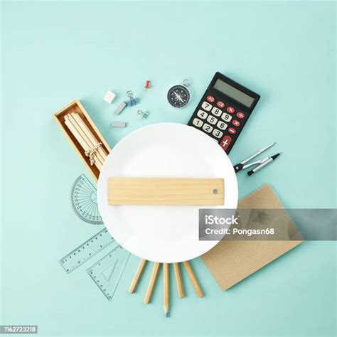 파스텔 창백한 파란색 배경에 다양한 문구와 연필 케이스빈 흰색 접시 0명에 대한 스톡 사진 및 기타 이미지 0명 개념