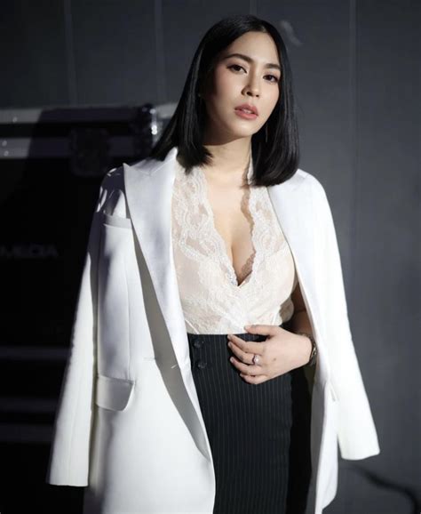 Photo Gallery “จุ๋ย วรัทยา” ทำชาวเน็ตฮือฮาลั่น กับซีนอวดหุ่นปัง อกตู้ม