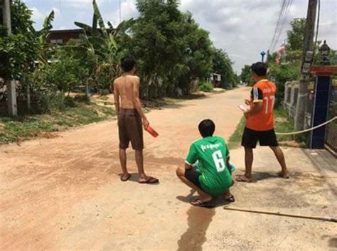 รวมภาพฮาสงกรานต์ในชนบท งานนี้รอจนน้ำระเหยก็ยังไม่มีรถผ่าน บรรยากาศวังเวงมากค่ะซิส