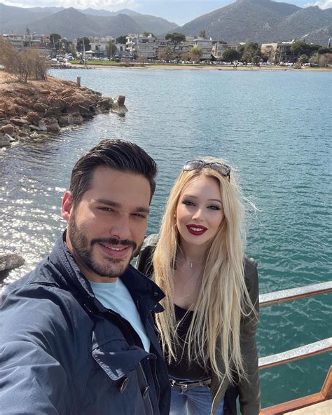 Φοίβος Παπαδάκης Το παθιασμένο φιλί στην σύντροφό του Φωτογραφία