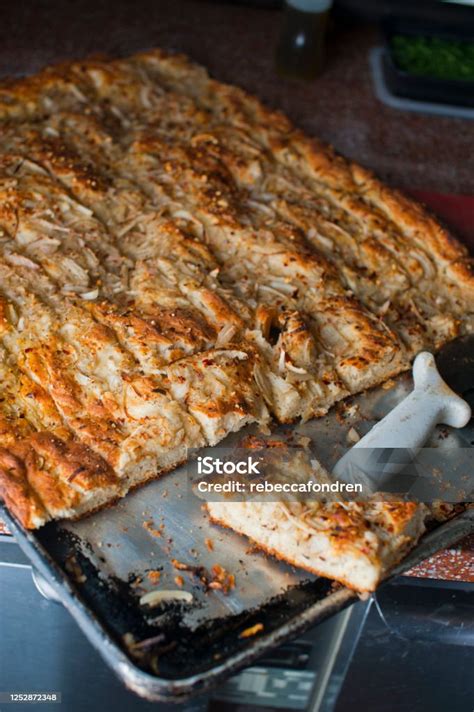 파니니스 구운 압착 샌드위치와 플랫 브레드를 만드는 데 사용되는 이탈리아 빵 클래식 한 이탈리아 점심 좋아하는 델리 고기 살라미 프로슈토 치즈 모짜렐라 파르메산 채소 햇볕에