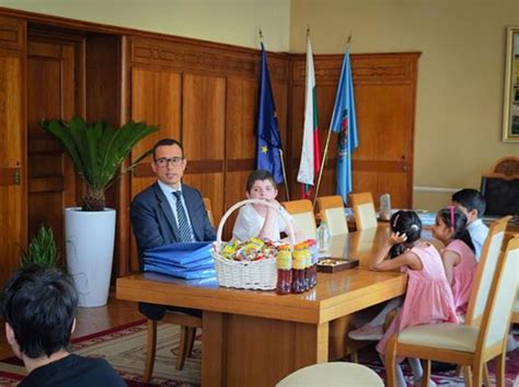 Деца от домове имаха възможността да стъпят в „обувките на кмета“ Васил Терзиев
