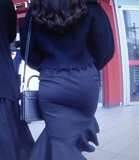 超美爆尻美少女がタイトスカートを履いて歩く姿がいやらしい めっちゃリアル