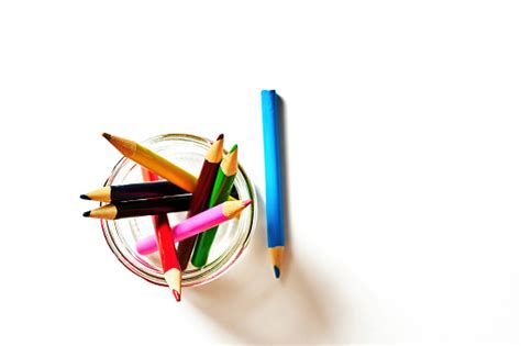 유리 항아리에 그려진 빈 종이 시트의 흰색 배경에 고립 된 창의력과 그림을위한 색 연필 세트 0명에 대한 스톡 사진 및 기타