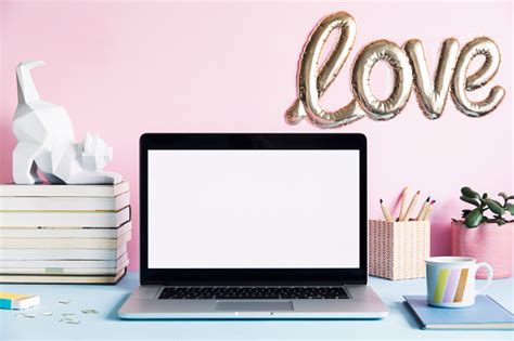 노트북 화면 책 사무실 액세서리 고양이 그림 식물 및 커피의 컵을 모의로 세련 되 고 창조적인 책상 핑크 배경 벽입니다 사랑 비입니다 가정의 방에 대한 스톡 사진 및 기타