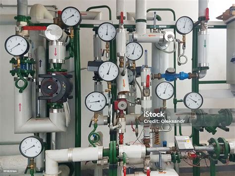 센서 및 장치 뜨거운 물에서 큰 집의 난방 시스템의 매개 변수를 나타내는 파이프의 인터 기술 교육 대입니다 물 분배 시스템의 유압 구성 요소 물에 대한 스톡 사진 및 기타