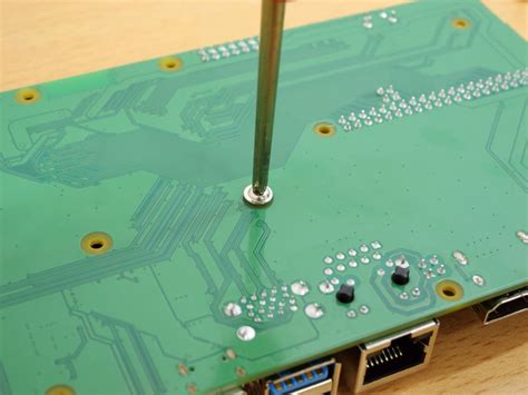 Nucっぽい小型堅牢pcを作れる「raspberry Pi Compute Module 5」の開発キット組み立てレビュー