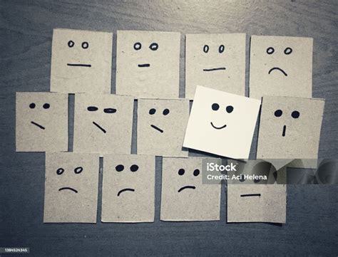 여러 얼굴 와 작은 사무실 노트와 긍정적 인 태도에 대한 개념 도박에 대한 스톡 사진 및 기타 이미지 Istock