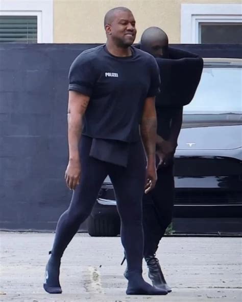 لباس عجیب و نایلونی همسر کانیه وست در حین رفتن به کلیسا نفسش را بند آورد