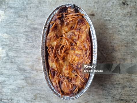 다진 쇠고기 잘게 썬 치즈 베샤멜 소스 볼로네제 소스를 곁들인 맛있는 구운 쇠고기 라자냐 알루미늄 호일에 담겨 제공됩니다 이탈리아 음식 메뉴 상의 모습 0명에 대한 스톡