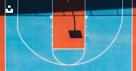 경기장에 있는 농구 코트의 위에서 본 모습 사진 Unsplash의 무료 시카고 이미지