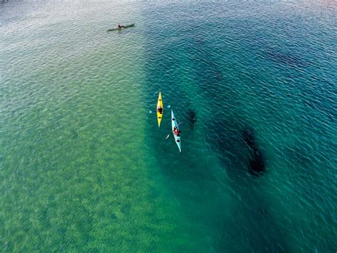 집 밖의 경치 좋은 전망 경치가 좋은 고요한 공중 드론으로 찍은 사진 레저 레크리에이션 레크리에이션 스포츠 맑은 물 모험 모험 여행 무동력 보트 물