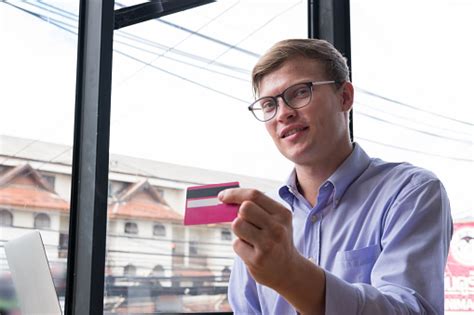 사업 신용 카드 사무실에 지불을 만들기 위한 남자는 직장에서 카메라에 미소 온라인 쇼핑 뱅킹 지불 라이프 스타일 구매에 대한