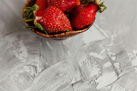 잘 익은 빨간 딸기 육즙이 잘 익은 붉은 딸기로 채워진 그릇 회색 콘크리트 테이블에 딸기 신선한 딸기 사진 Ðoncept 건강