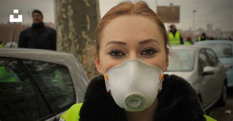 흰색 얼굴 마스크를 쓰고 검은 모피 재킷을 입은 여자 사진 Unsplash의 무료 프랑스 이미지