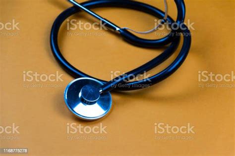 오렌지 배경에 의료 청진기 헬스케어 및 심장학 배경 개념에 대한 스톡 사진 및 기타 이미지 개념 개념과 주제 건강 검진 Istock