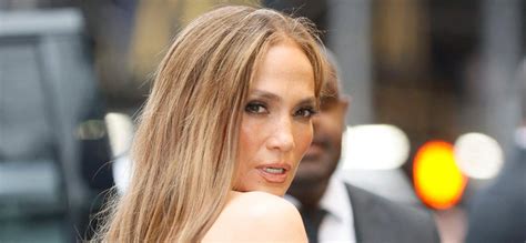 Jennifer Lopez Suffers Wardrobe Malfunction Mid Show Im Glad I Had