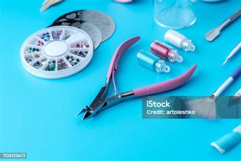 전문 매니큐어 네일 케어에 대 한 하 고 아름 다운 디자인을 만드는 화장품 도구 세트 개인 장식품에 대한 스톡 사진 및 기타 이미지 개인 장식품 구도 금속 Istock