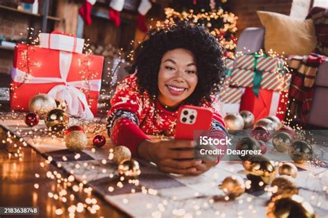 풀 사이즈 사진 젊은 여자 누워있는 바닥 장치 옷을 입은 빨간 크리스마스 옷차림 아늑한 낮 빛 집 파티 장식 내부 거실 25 29세에 대한 스톡 사진 및 기타 이미지