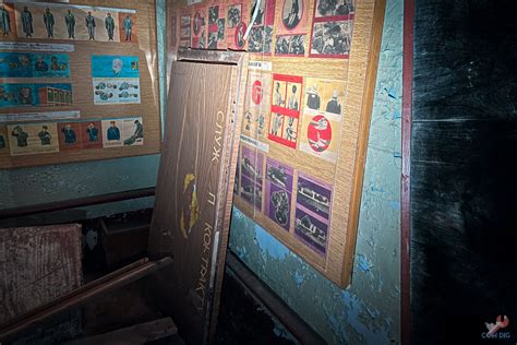 Маленький деревянный киоск оказался входом в заброшенный бункер Зашли внутрь и обнаружили там