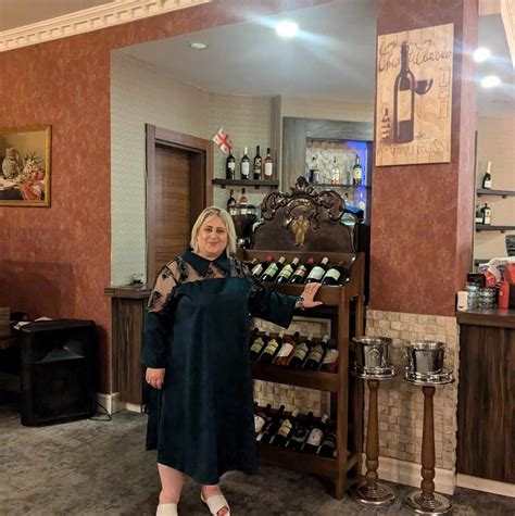 Mshoblebi Ge ცალ ცალი წარბით და ჰაერგაუმტარი კაბით გამიშვეს ბანკეტზე მარჯვენა წარბი