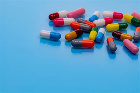 위의 파란색 배경에 다채로운 캡슐 알약을 볼 수 있습니다 처방약 약리학 의료 및 의학 건강 예산 및 건강 정책 공간을 가진 많은 알약 제약 산업 Tramadol에 대한 스톡