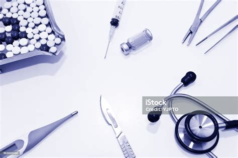 수술 기구 청진 기 디지털 온도계 마약의 유리병 3 Ml 플라스틱 주사기 바늘과 중간에 빈 공간 흰색 배경에 고립 된 약물 트레이에 마약 정제 0명에 대한 스톡 사진 및