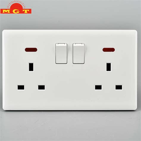 2 Gang 3 Pin 13a Electrical Wall Switched Socket Power Socket China