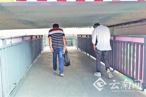 昆明福海立交桥匝道下人行天桥太低 高个子走必须低头